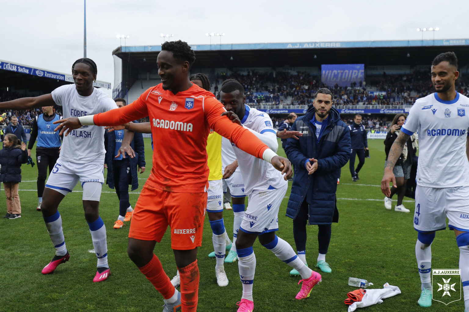 L’AJA dévoile son nouveau maillot extérieur - AJA