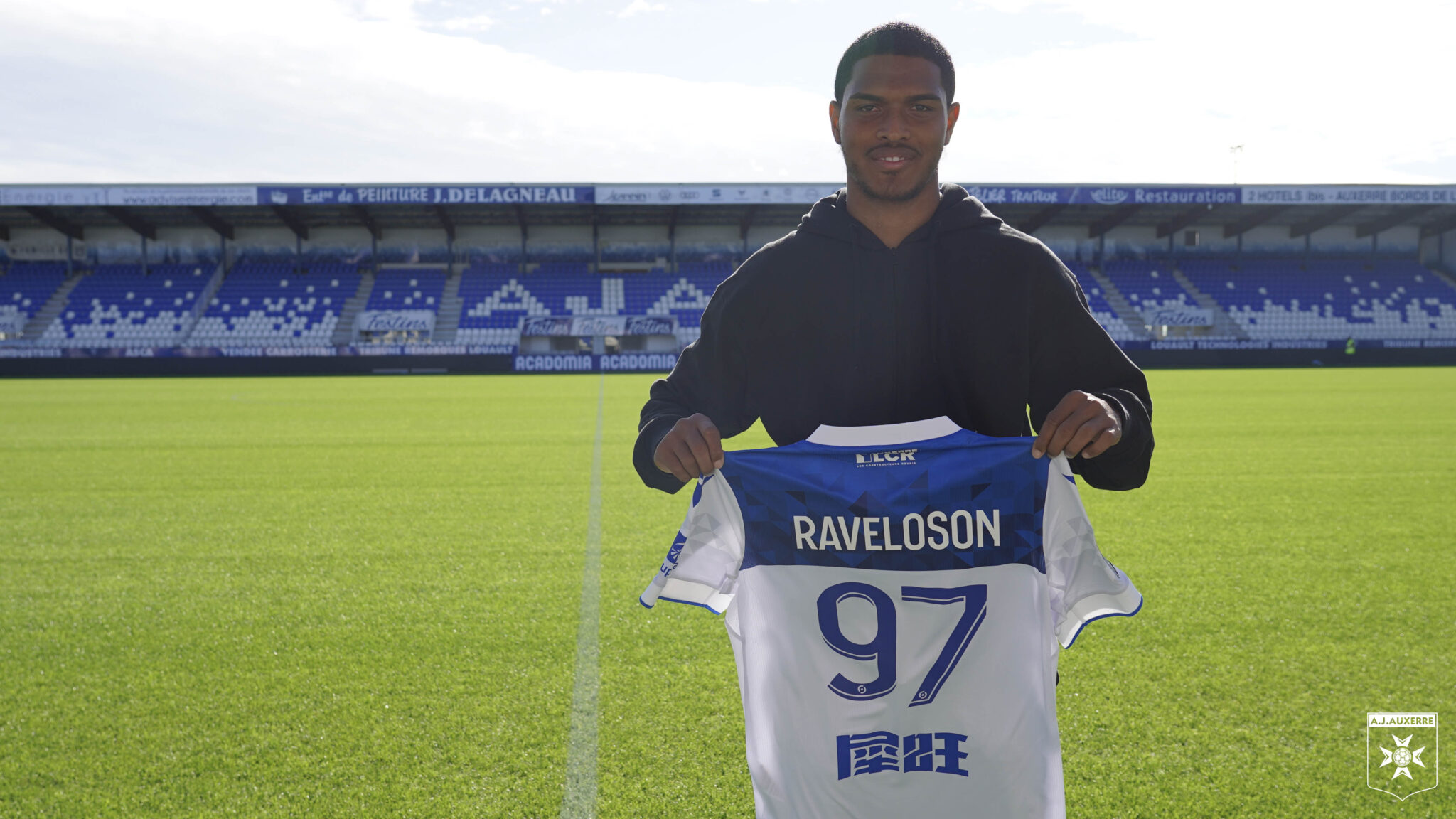 Rayan Raveloson poursuit l’aventure à l’AJA