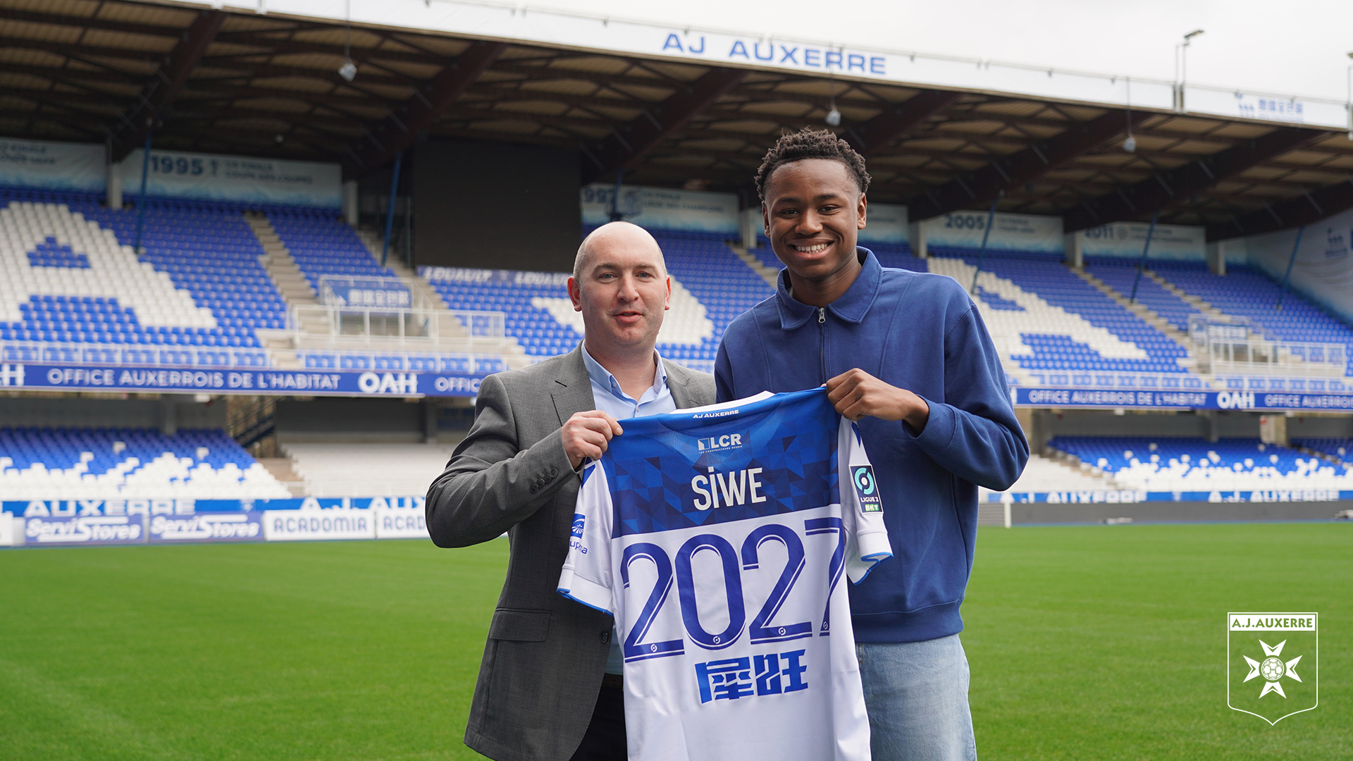 Telli Siwe signe son premier contrat professionnel - AJA