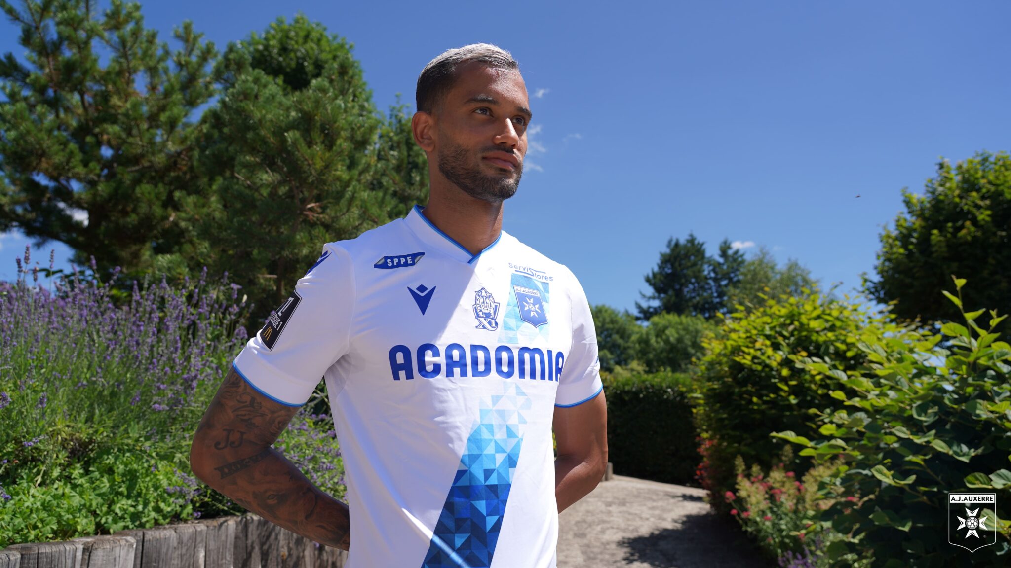 L’AJ Auxerre et son équipementier Macron vous présentent le maillot domicile 2024-2025 - AJA