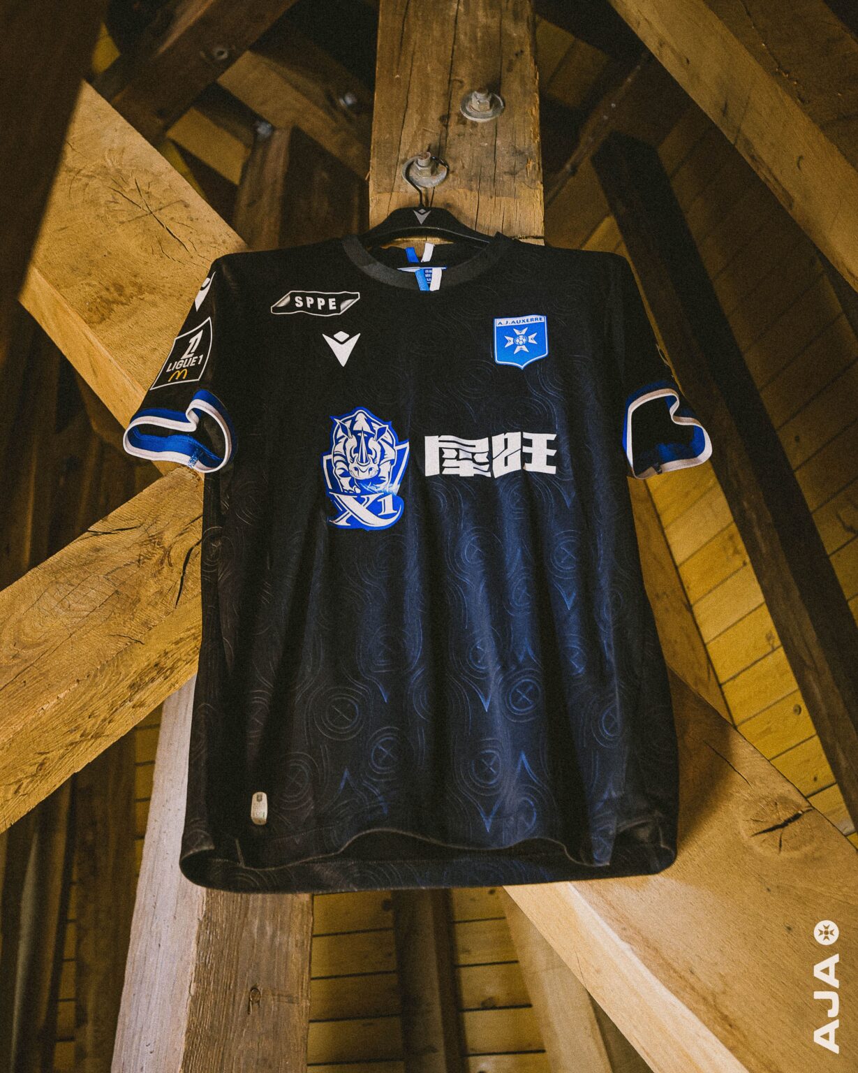 La Tour de l'Horloge sur le nouveau maillot extérieur 2025-2026 - AJA